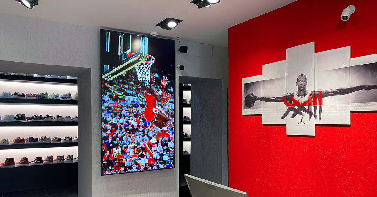 Digital Signage: experience innovativa per Sneakers Lab a Napoli