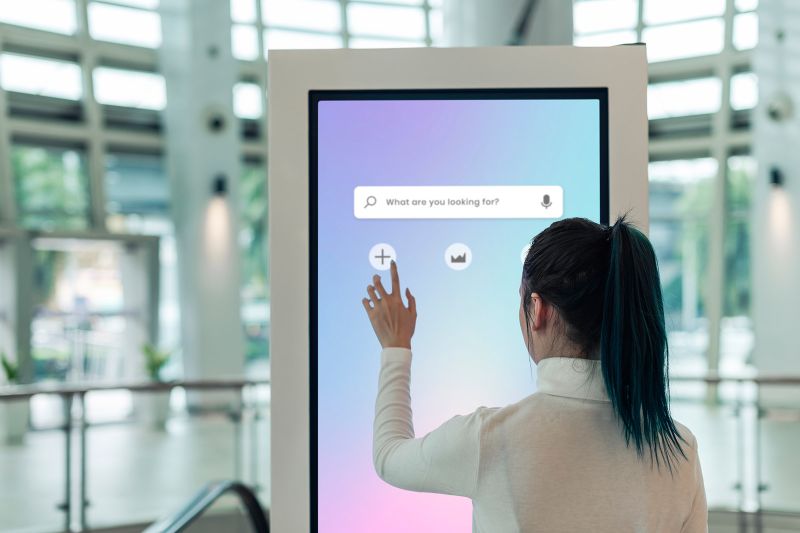 Digital Signage: come scegliere il totem con display?